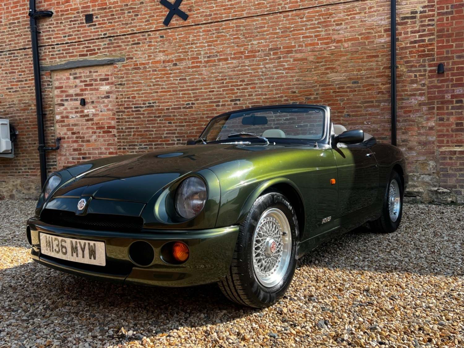 SOLD - Used MG RV8 1994 Green in Winwick, Northamptonshire | Turn 2 ...